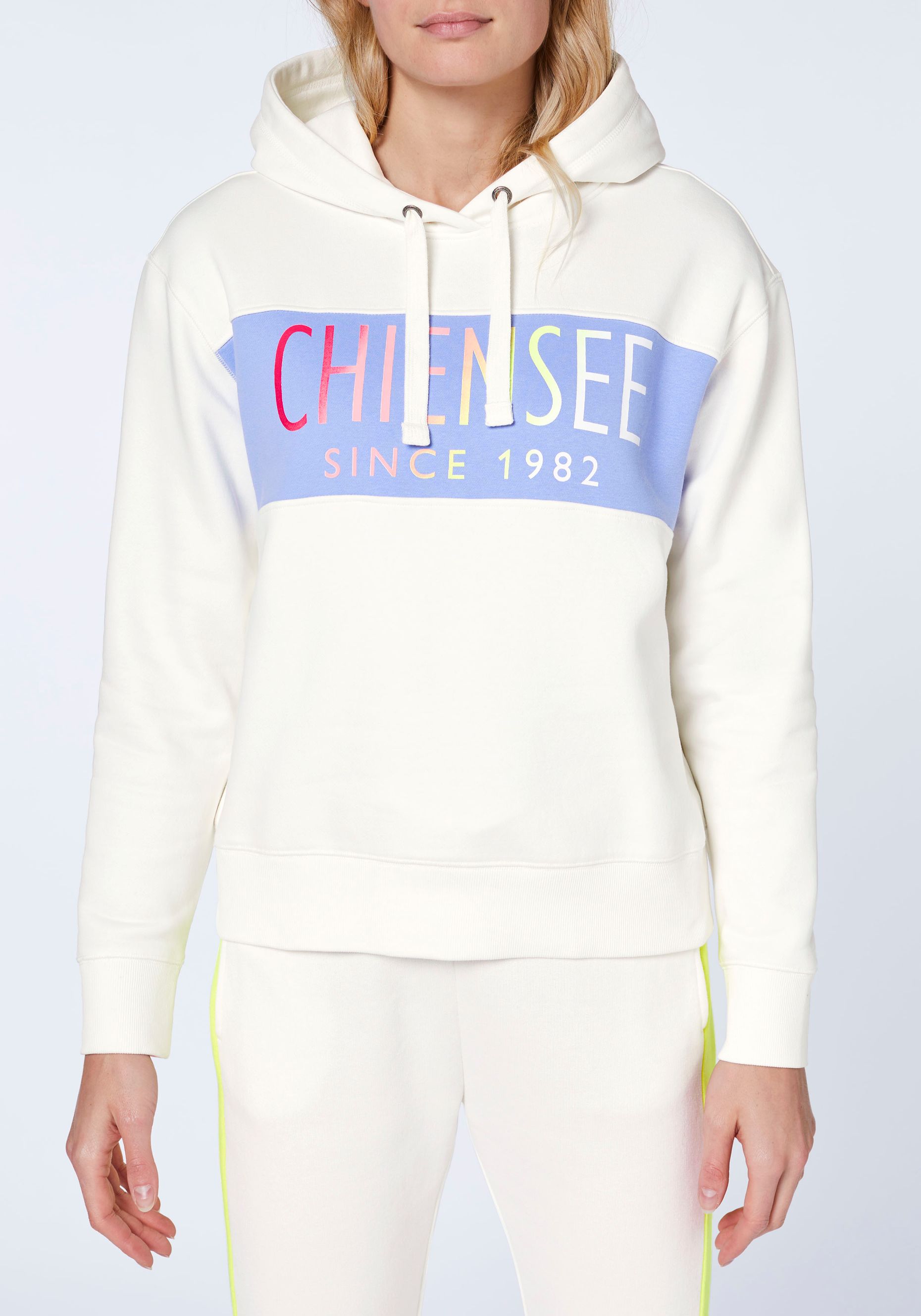 Hoodie mit Logo-Schriftzug im Farbverlauf | Chiemsee Online Shop